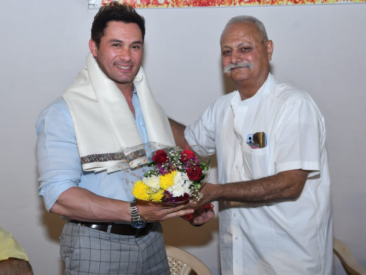 International Karate Champion Vispi Kharadi presented awards to 33 ...