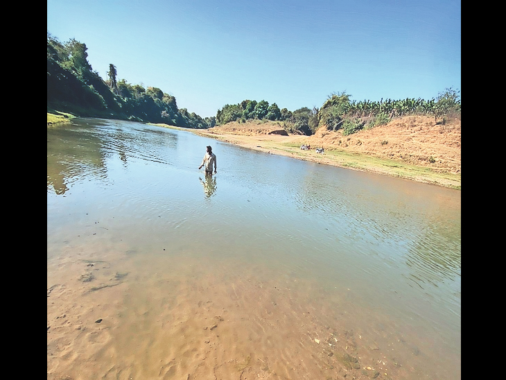 Villagers demand construction of causeway over Uttra Mindhola river, 9 km detour due to lack of ...