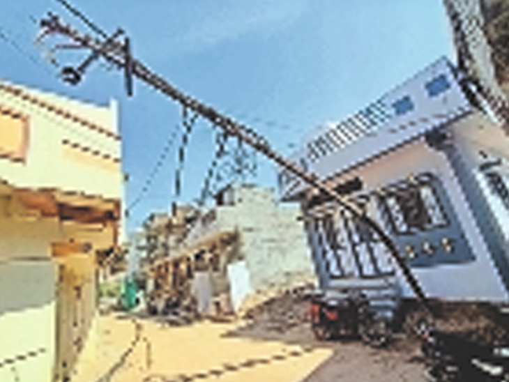 Residents from hanging power poles in Godhra- Dispute between MGVCL ...