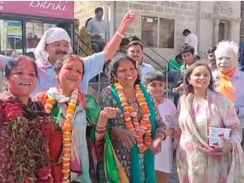 Devotees were seen playing Holi with Sriji in Jagat Mandir, a musical ...