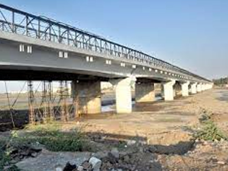 The bridge over Tapi river connecting Chowk bazar and Rander in Surat ...