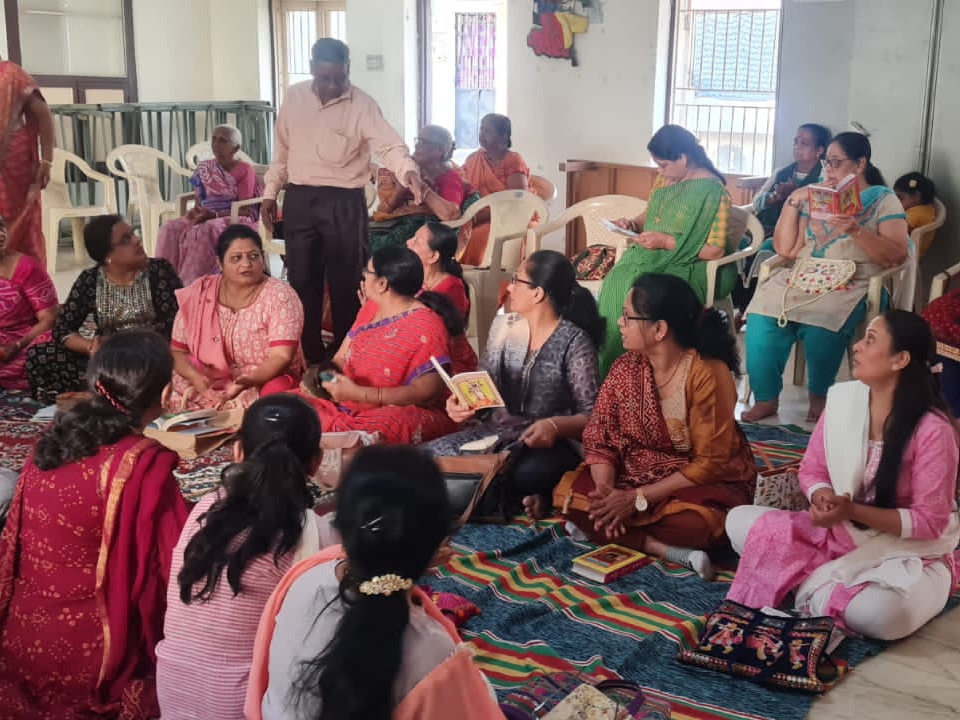 Holi Rasiya program held by women in Godhra's old age home; Dances and ...