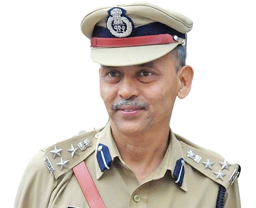 Meet Gujarats ips and gpssb chairman hasmukh patel | આ છે સરકારના ટ્રબલ ...