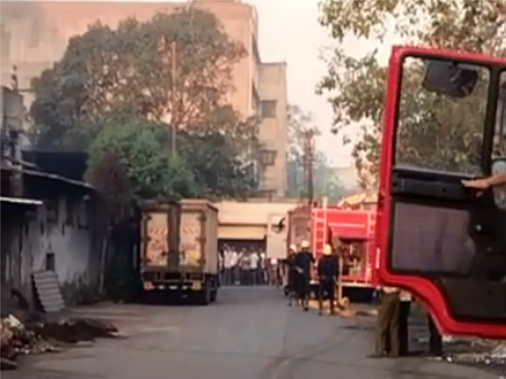 Fire scare at Prateek Dyeing Mill in Pandesara GIDC, Surat, plumes of ...