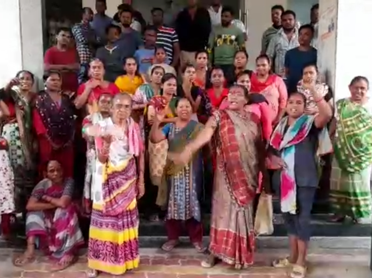 Dispute over water between local residents of Ward No. 13 and 6 of ...