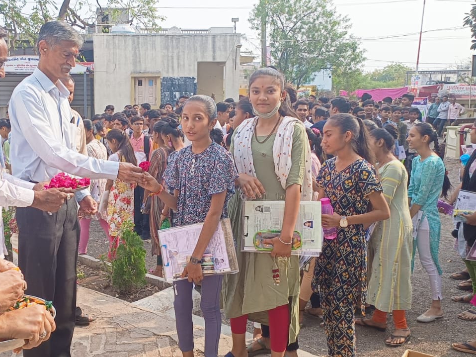 Botad District Collector felicitated the students by giving them ...