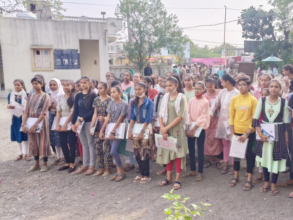 Botad District Collector felicitated the students by giving them ...