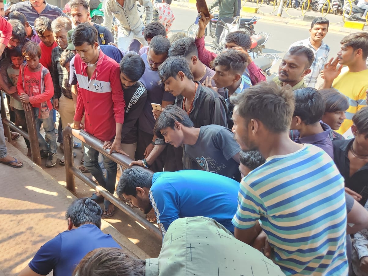 Crowds of people gather near Swami Vivekananda Garden in Jamnagar after ...