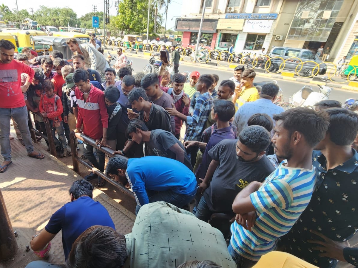Crowds of people gather near Swami Vivekananda Garden in Jamnagar after ...