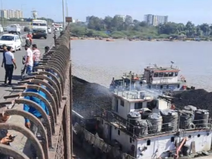 Curiosity created when 5 barges loaded with coal moored at the jetty in ...