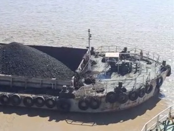 Curiosity created when 5 barges loaded with coal moored at the jetty in ...