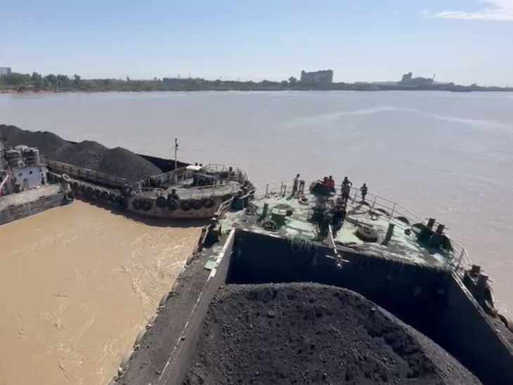 Curiosity created when 5 barges loaded with coal moored at the jetty in ...