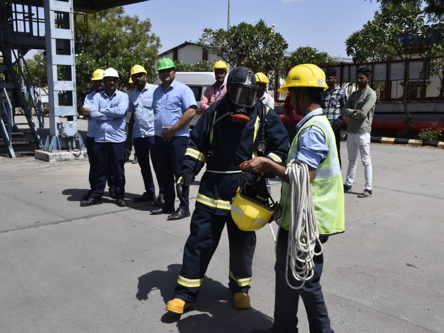 Pipeline leakage at Chandisar HPCL terminals catches fire, emergency ...