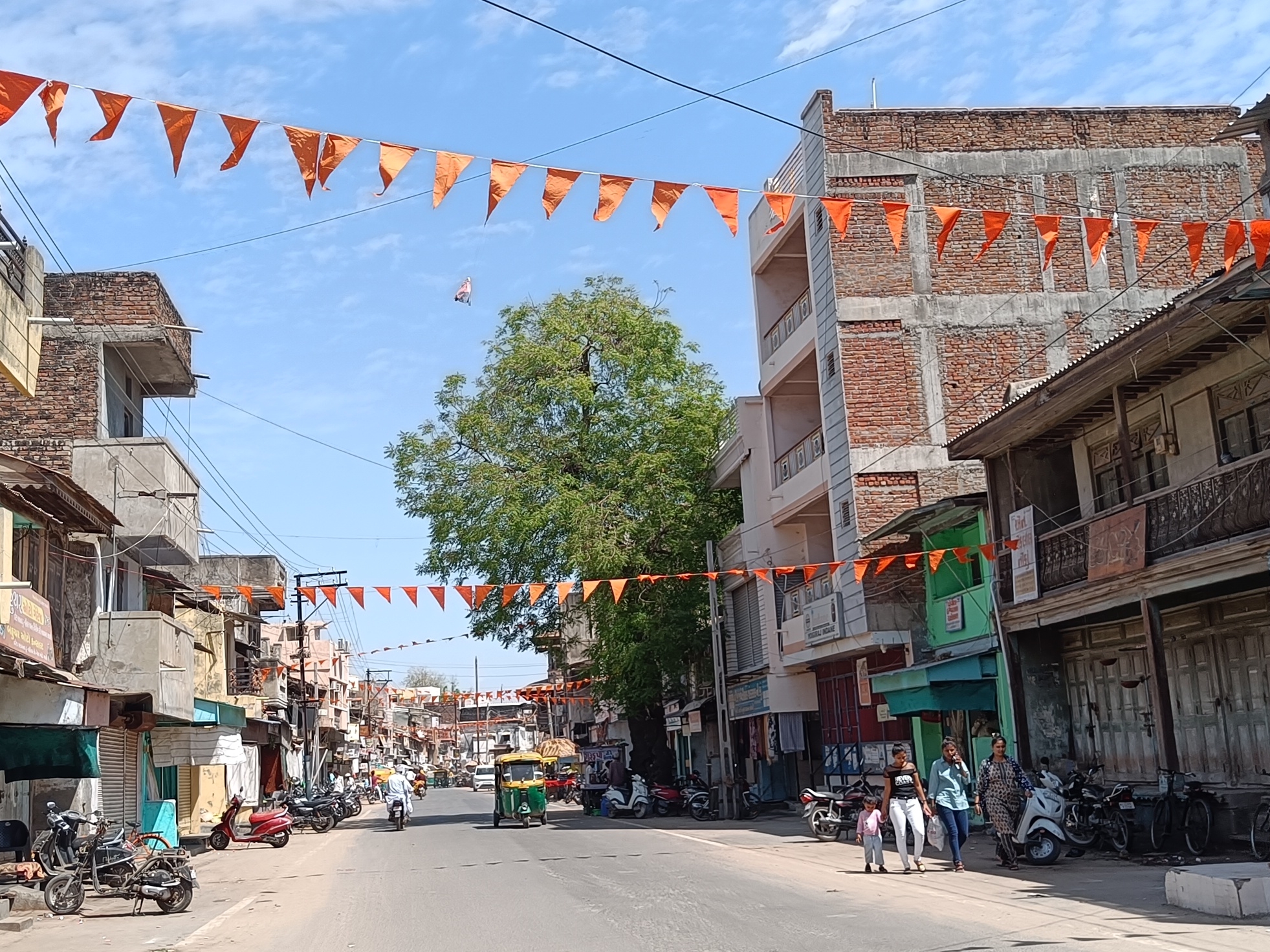 પાટણમાં ભગવાન રામની શોભાયાત્રાની તૈયારીઓ શરૂ, ઠેરઠેર ધ્વજા, પતાકા ...