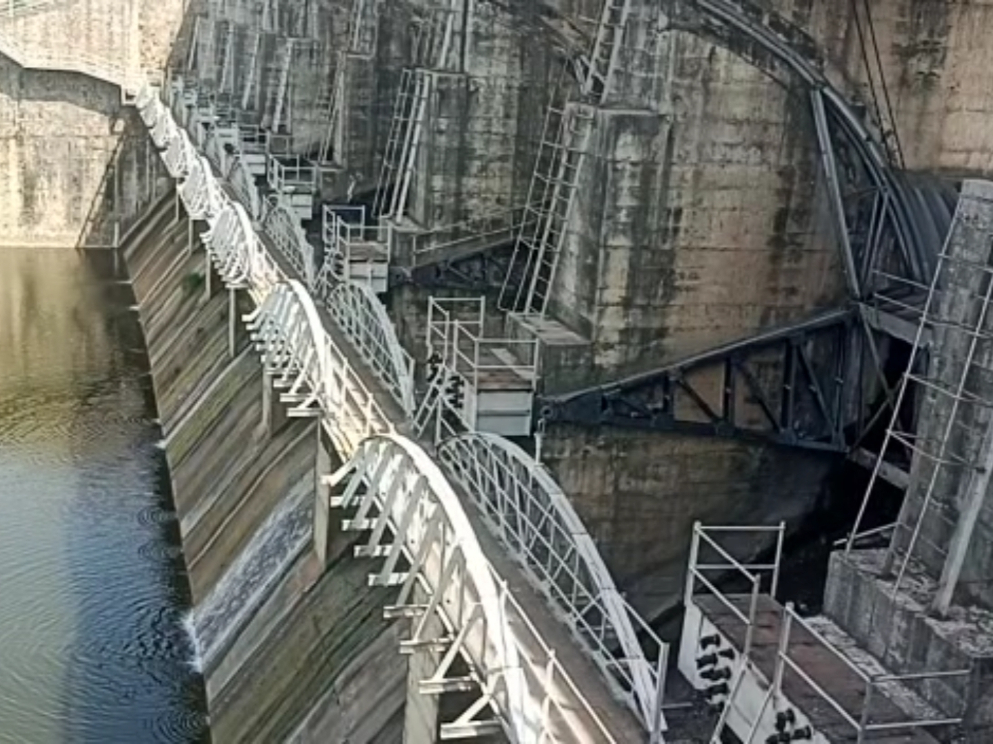 9 gates of Mazoom Dam in Modasa, built in 1984, were corroded; The dam ...