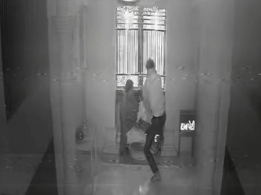 Smugglers broke into two temples in Bhater village of Kathlal, broke ...