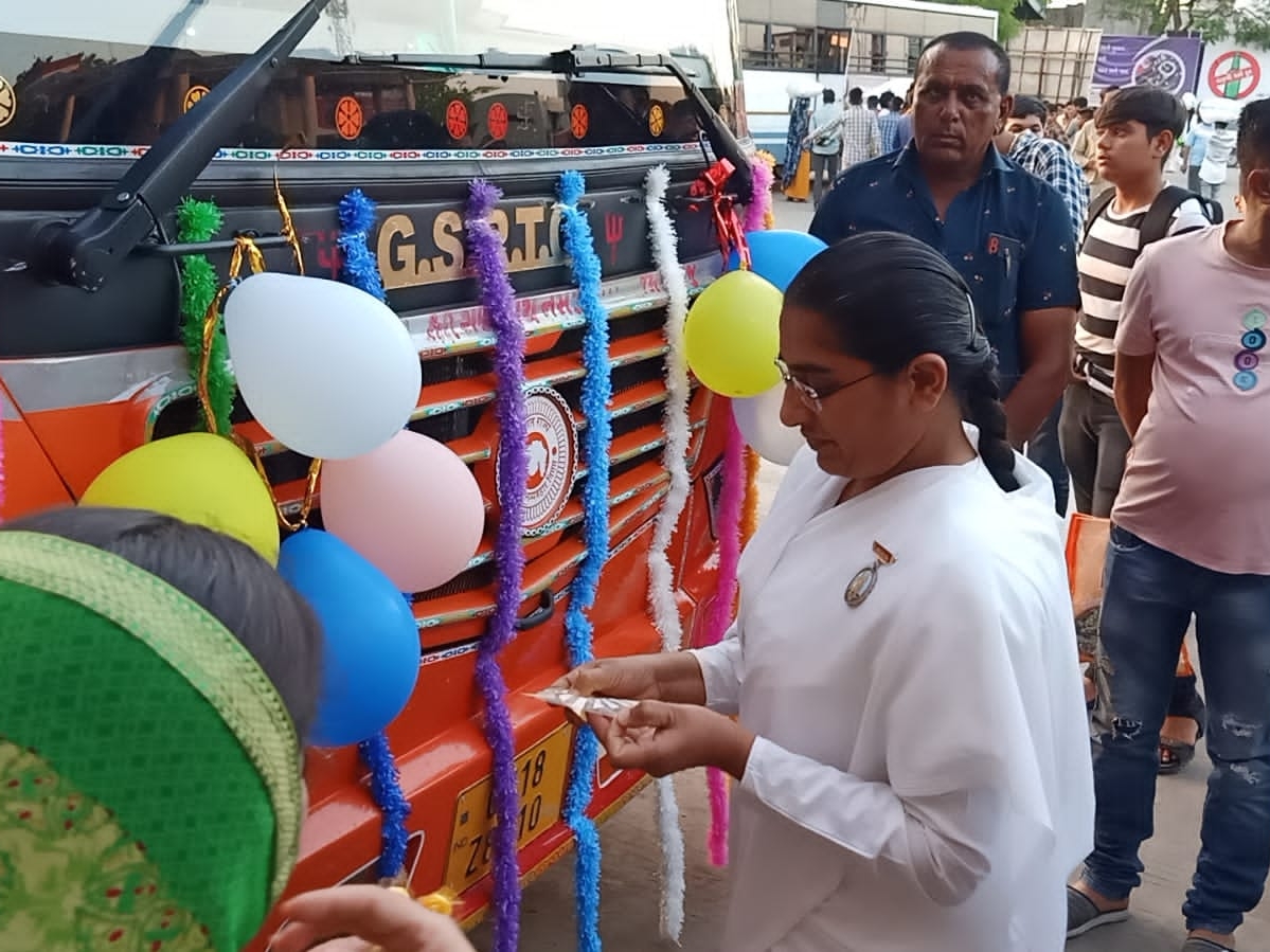 Gondal Nashik (Maharashtra) Sleeper ST bus service launched, 45 passengers boarded in first run ...