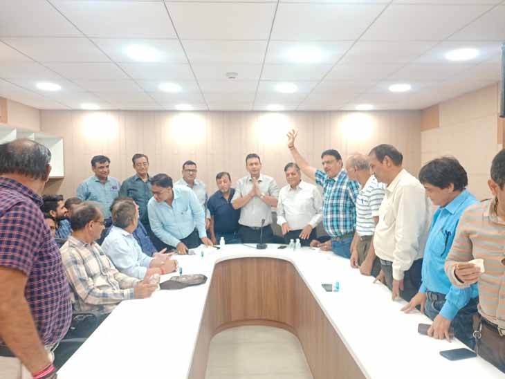 Traders' protest over throwing ink on President Fosta's face | બેઠક ...