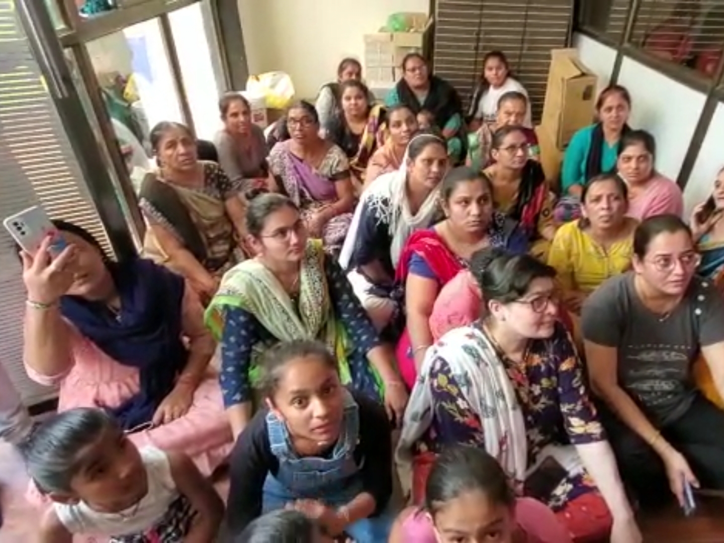 Residents of 400 families shouted for water in Pavancity Residency of ...