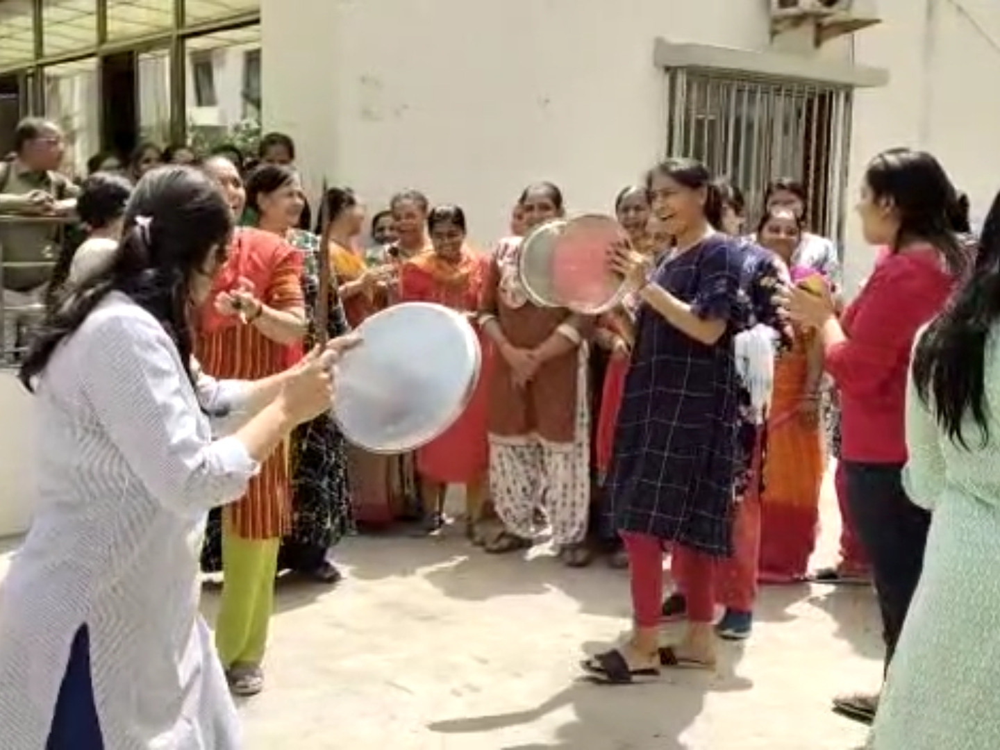 Residents of 400 families shouted for water in Pavancity Residency of ...