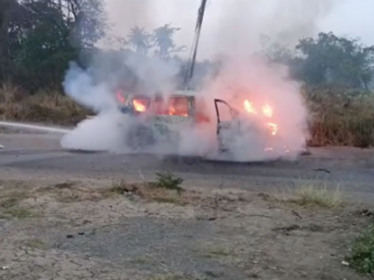 ડુંગરી-સોનવાડા હાઇવે ઉપર કારમાં AC ચાલુ રાખી ચાલક ઊંઘી ગયો, અચાનક આગ ...