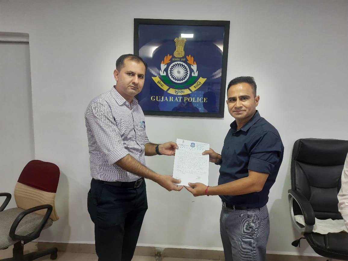 The District Police Chief felicitated the police officers who performed ...