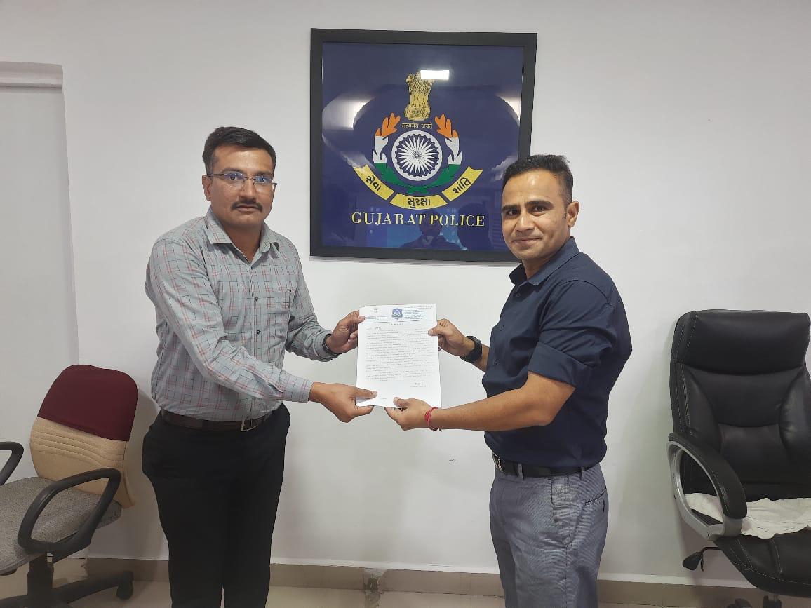 The District Police Chief felicitated the police officers who performed ...