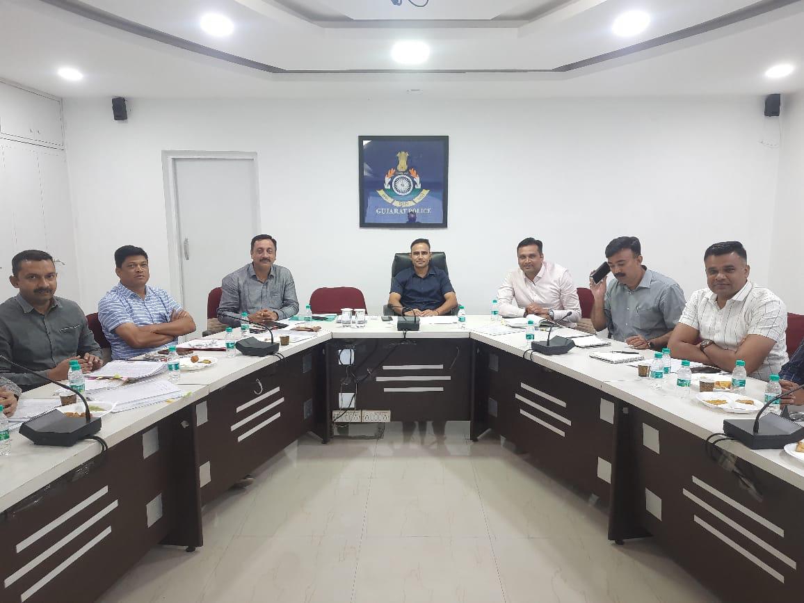 The District Police Chief felicitated the police officers who performed ...