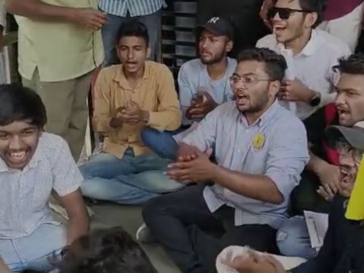 Vadodara's MSU not getting results even after 75 days, students protest ...