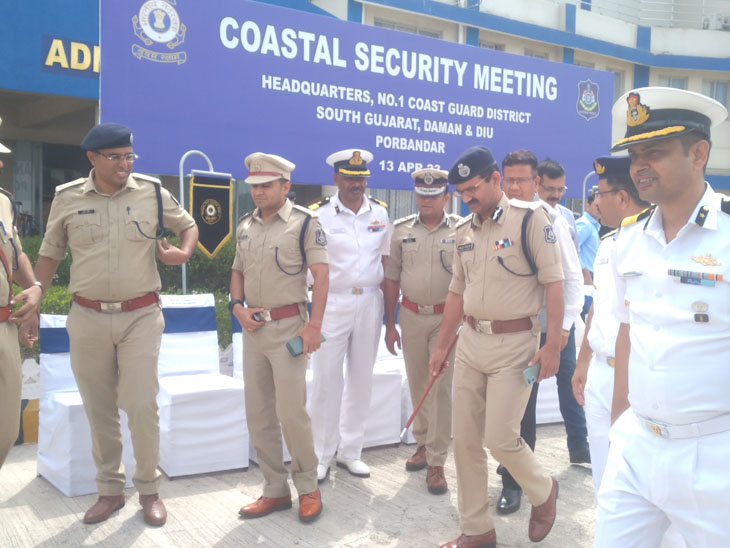 DGP of Gujarat stayed at sea for 14 hours at night | જળસીમાનું નિરીક્ષણ ...