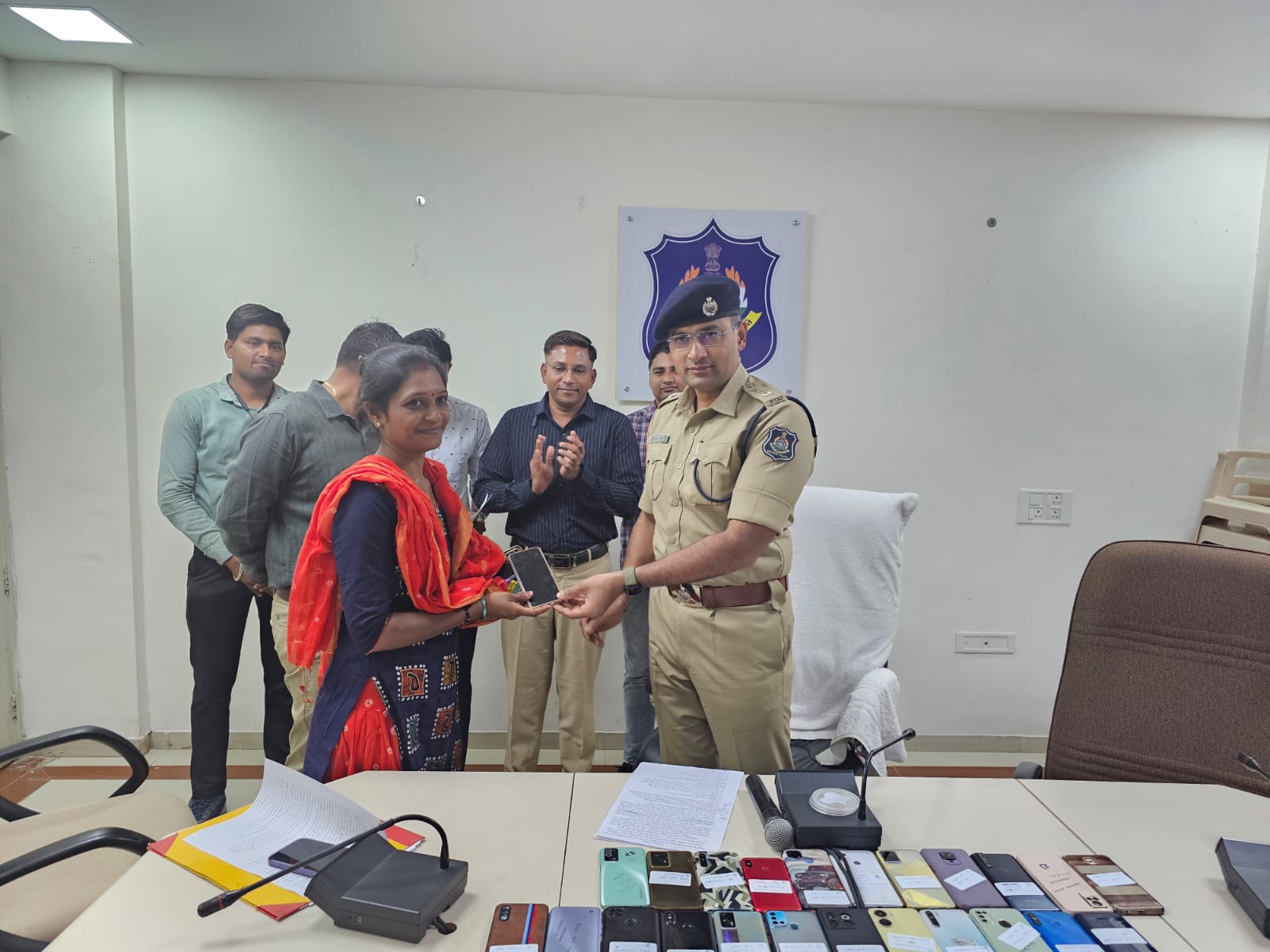 પાટણ પોલીસે 5 આરોપીઓને ઝડપી પાડ્યા, મૂળ માલિકને શોધી મોબાઈલ ફોન પરત ...