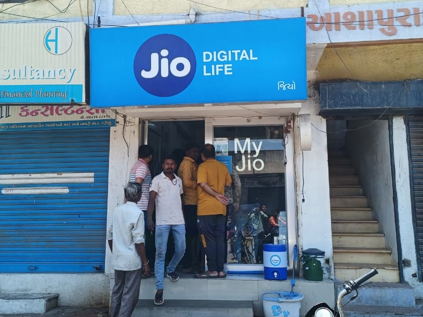 Man charged with closing Jio Tower Kip; Discussion of closing the tower ...