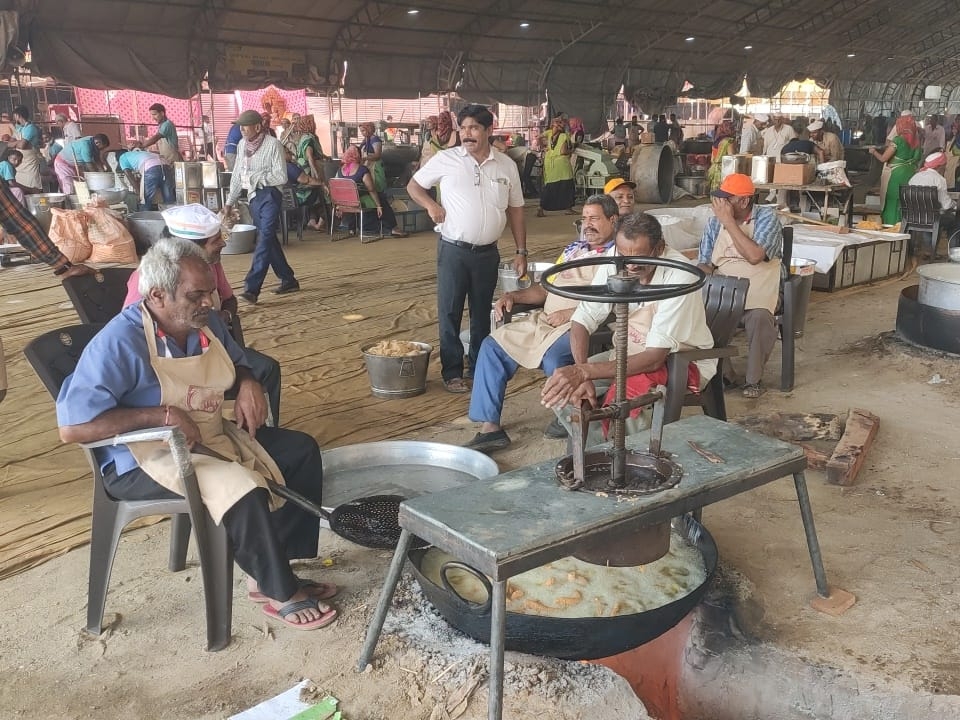 More than two and a half lakh devotees are availing food prasad with ...