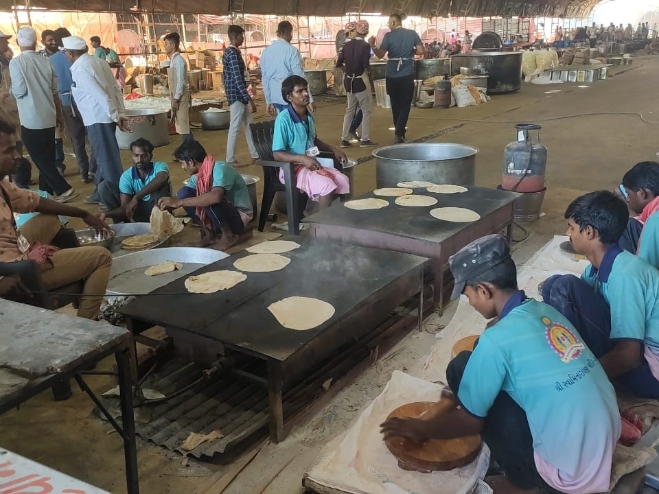 More than two and a half lakh devotees are availing food prasad with ...