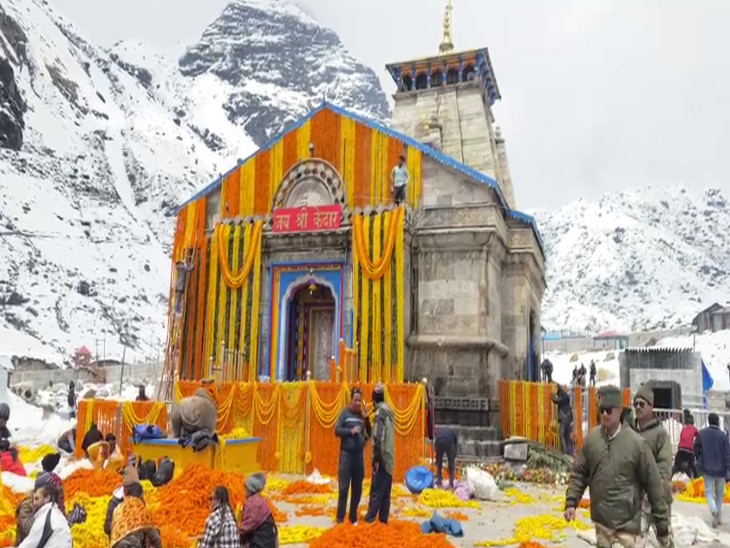 વડોદરાની ટીમ રિવોલ્યુશનના સભ્યોએ ગલગોટાના ફૂલોથી આખા કેદારનાથ મંદિરનો ...