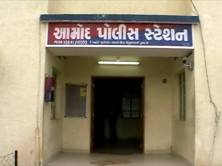 Amod's Nawa Wadia village locks of rickshaw puller's house broken ...