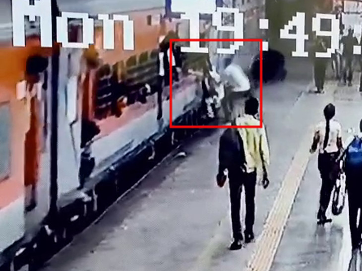 An old man slipped while boarding a running train on the platform of ...