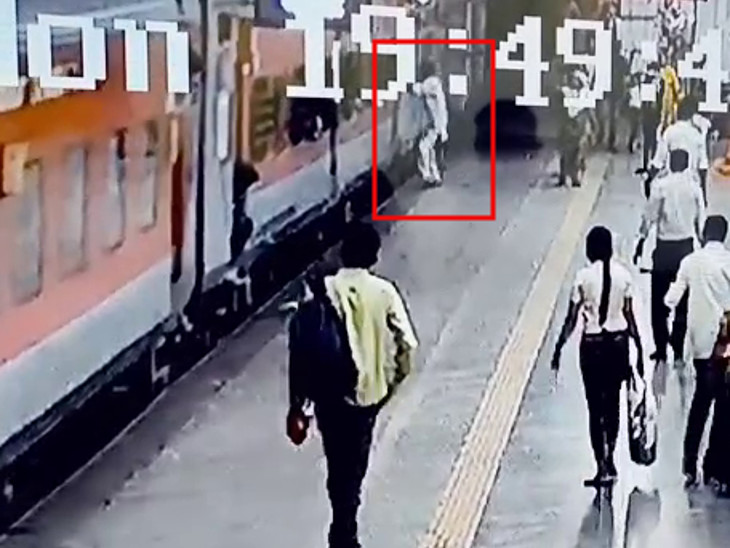 An old man slipped while boarding a running train on the platform of ...