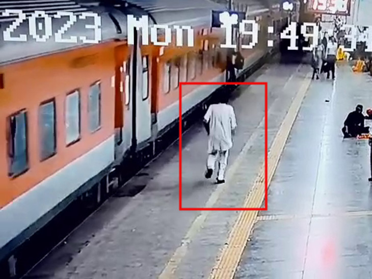 An old man slipped while boarding a running train on the platform of ...