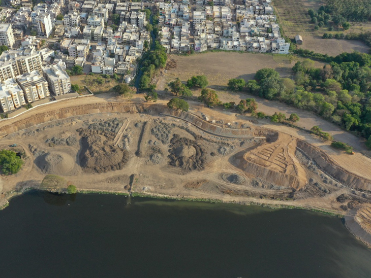 The work of dredging the lake was done in a state of 'raat ahita ne ...