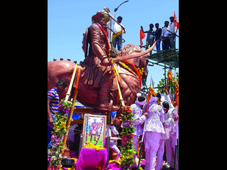 Tour of the statue of revolutionary warrior Molubha Manek in Okhamandal ...