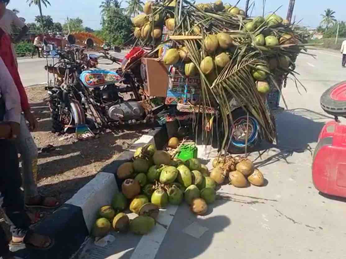 Chakdo rickshaw collides with mini tractor in Jafarabad, Onion truck ...