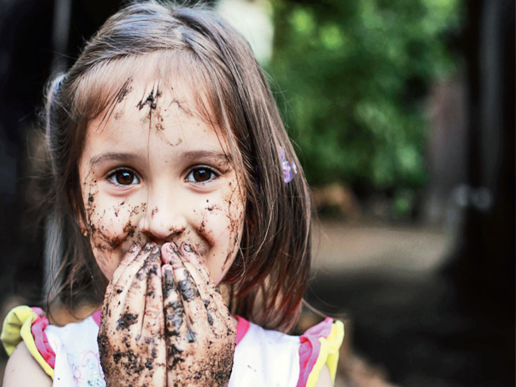 Do you want to hide the child and eat soil? | પેરેન્ટિંગ: બા‌ળકને ...