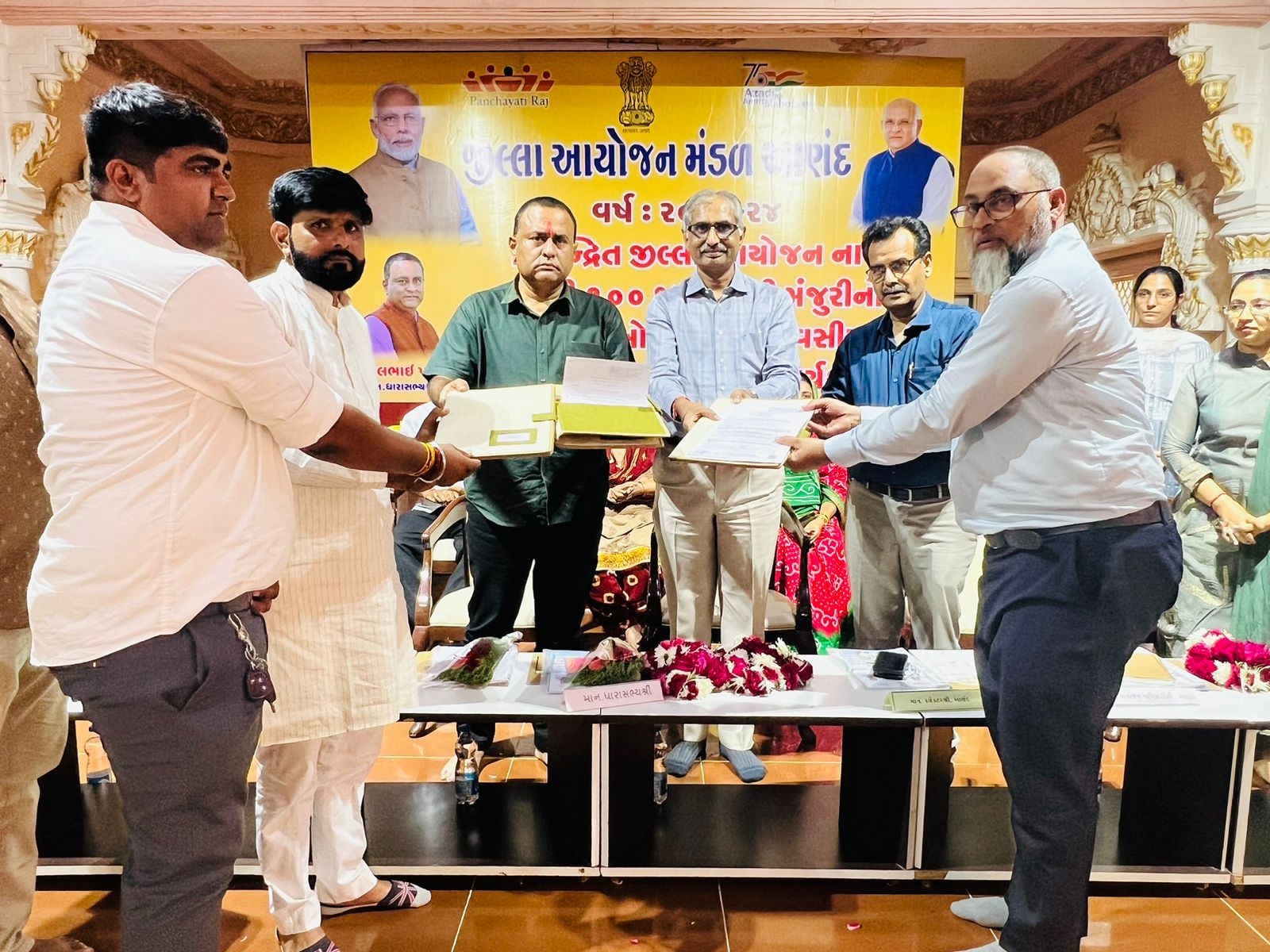 સોજીત્રાના તારાપુર ખાતે કેમ્પ યોજી તાલુકાના આયોજન મંડળનાં કામોની 100% ...