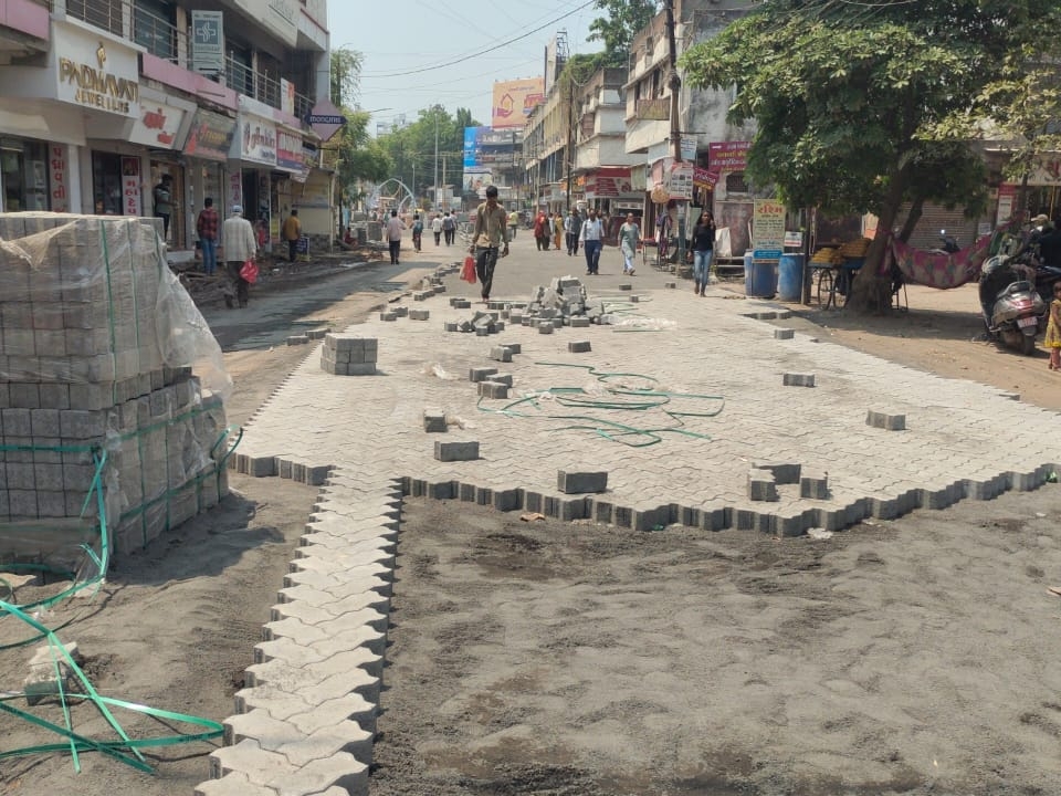 Traders' opposition to the start of laying paver blocks on Sevashram ...