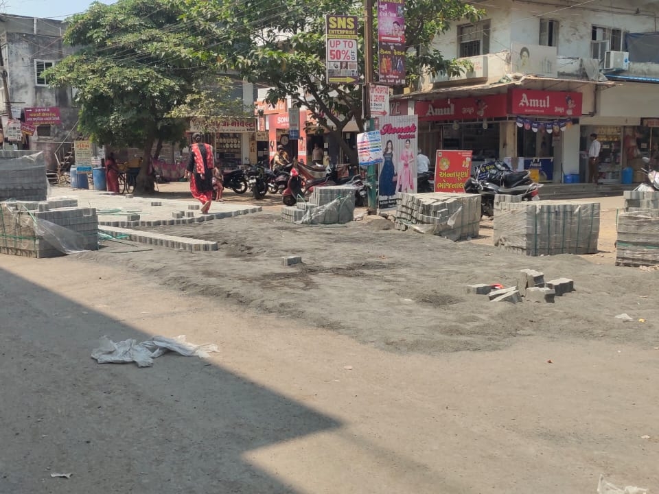 Traders' opposition to the start of laying paver blocks on Sevashram ...