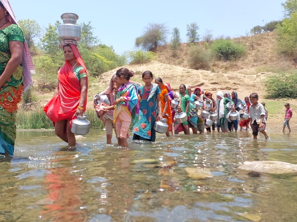 Women of Tilakwada's Alva village forced to walk 3 km along the river ...