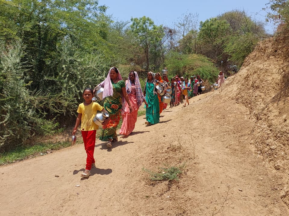 Women of Tilakwada's Alva village forced to walk 3 km along the river ...
