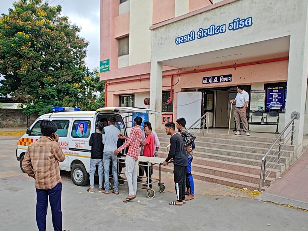 Accident between two wedding cars near Chordi village on Gondal-Jetpur ...