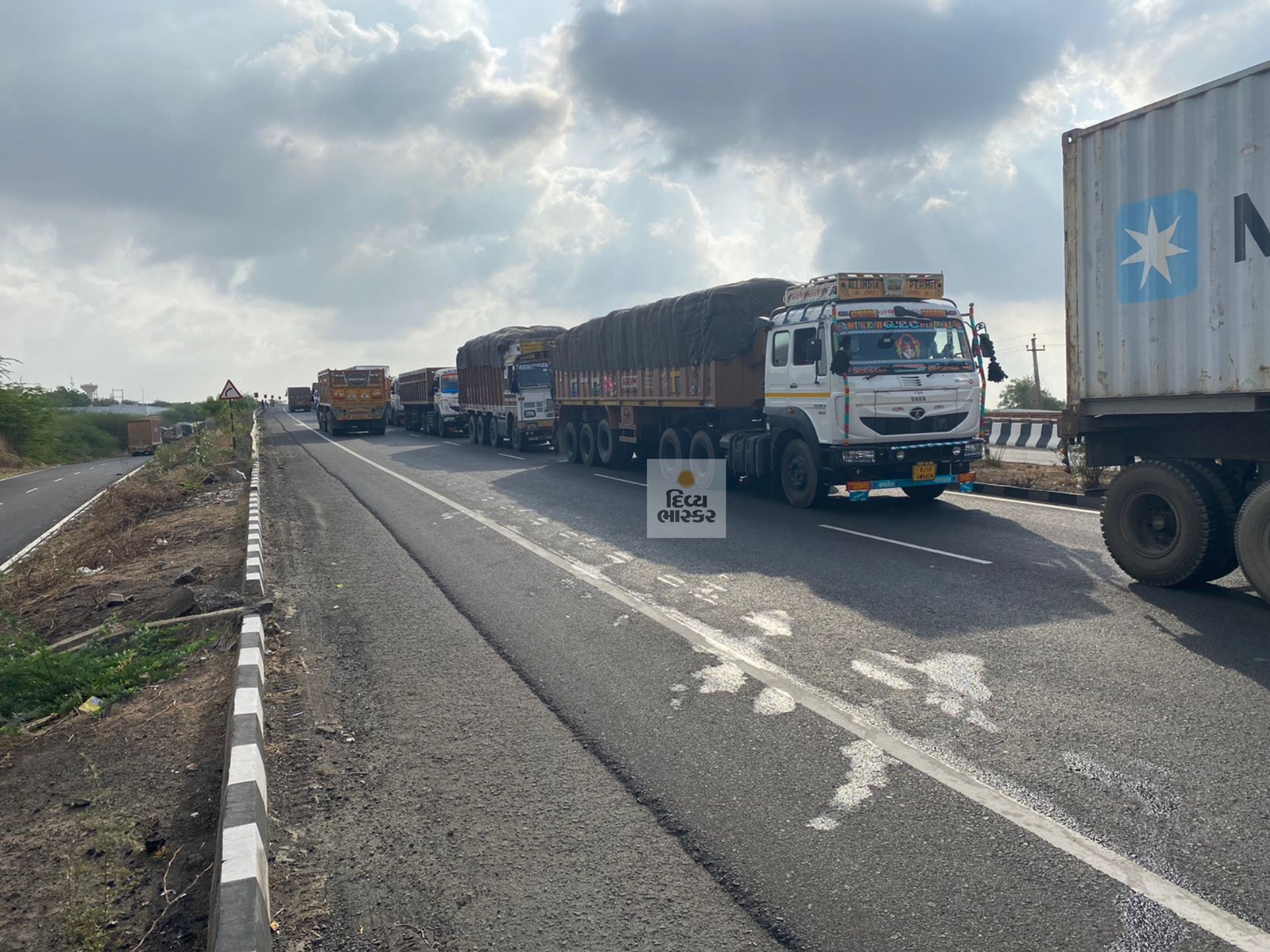 ODC vehicle passing on Samkhiyali Adesar highway caused heavy traffic ...